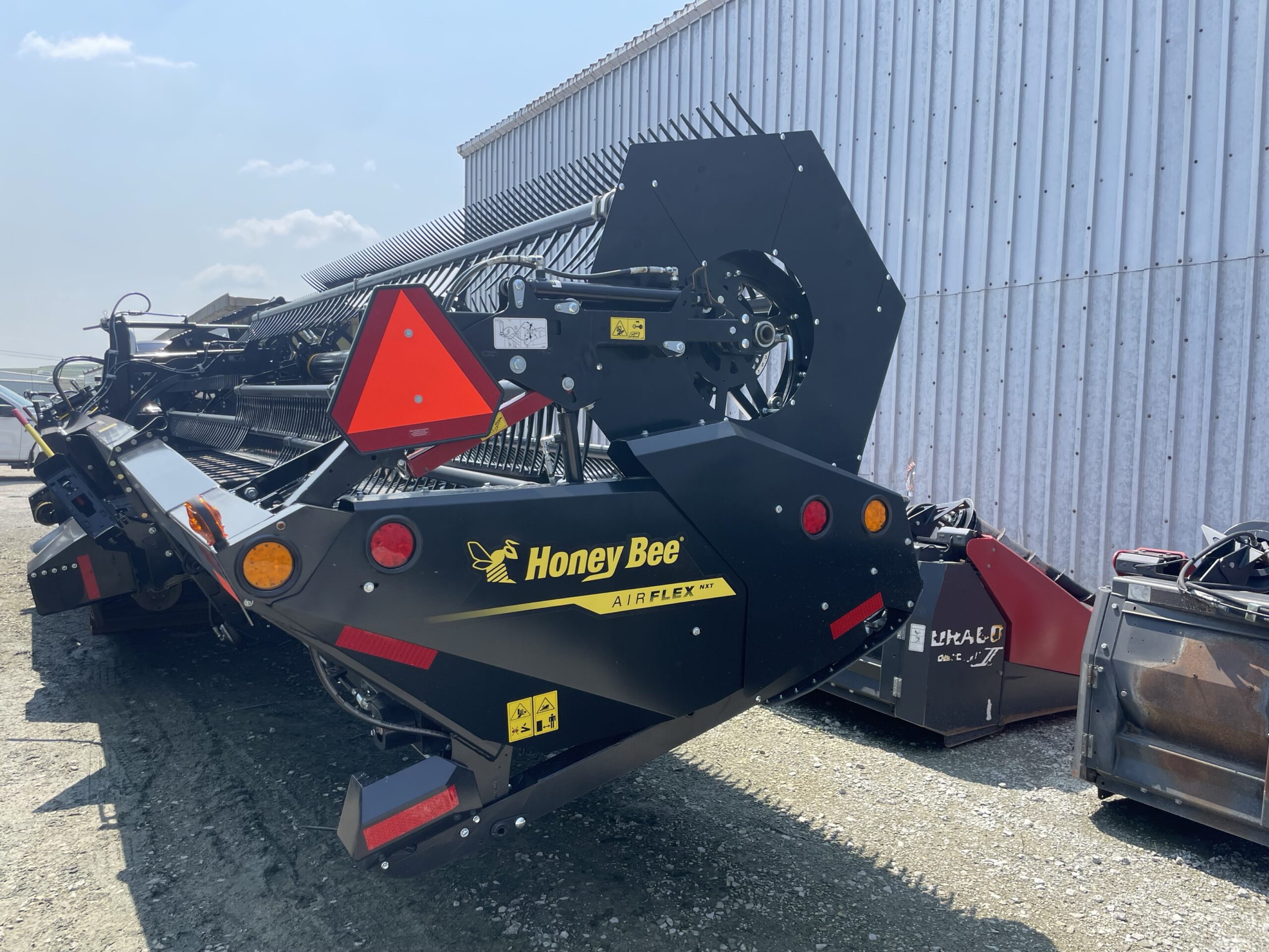 Honey Bee AFN260 Combine Header Specs