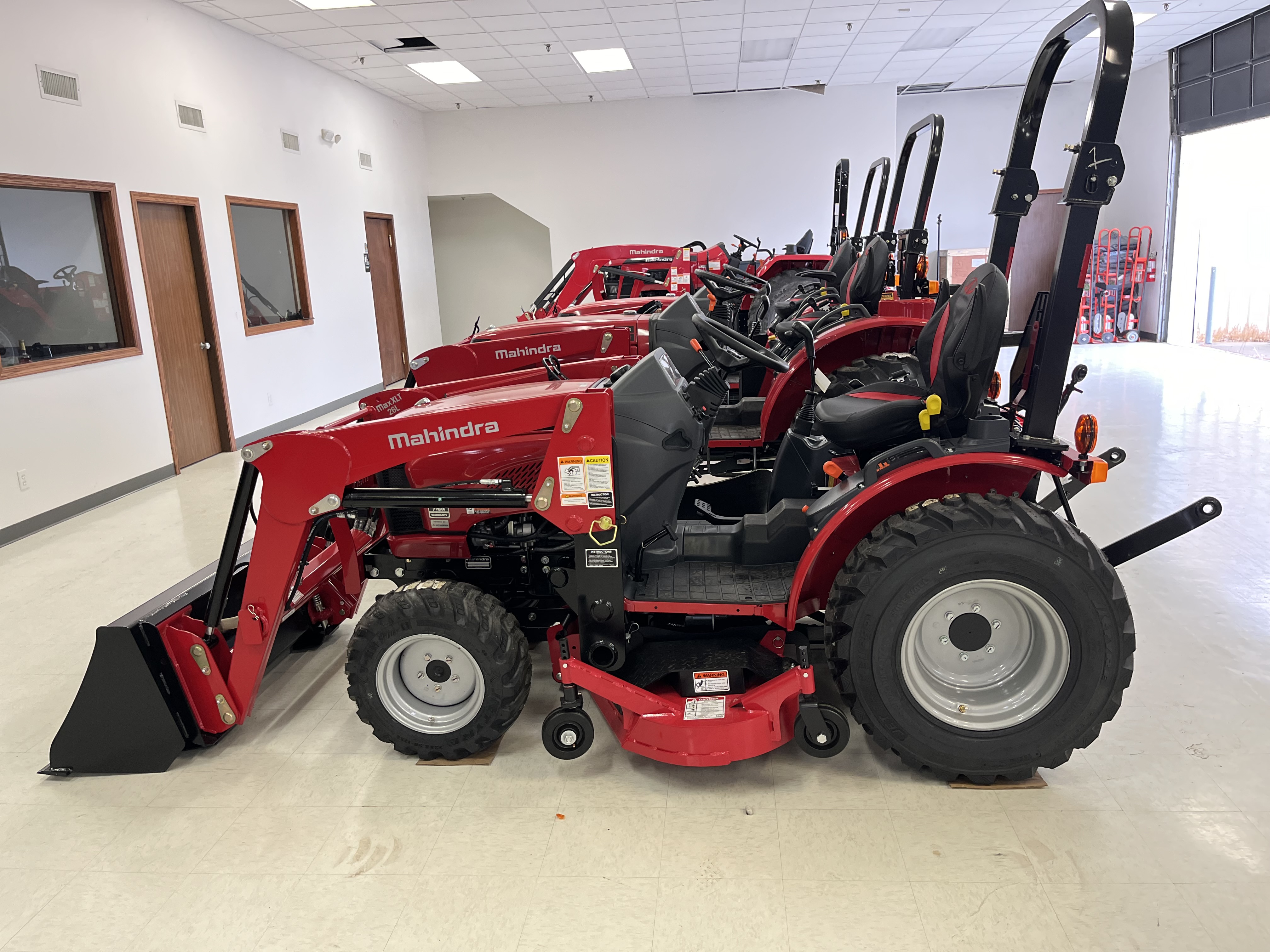 Mahindra Max 26 XLT Shuttle: Attachments, Specs, Price
