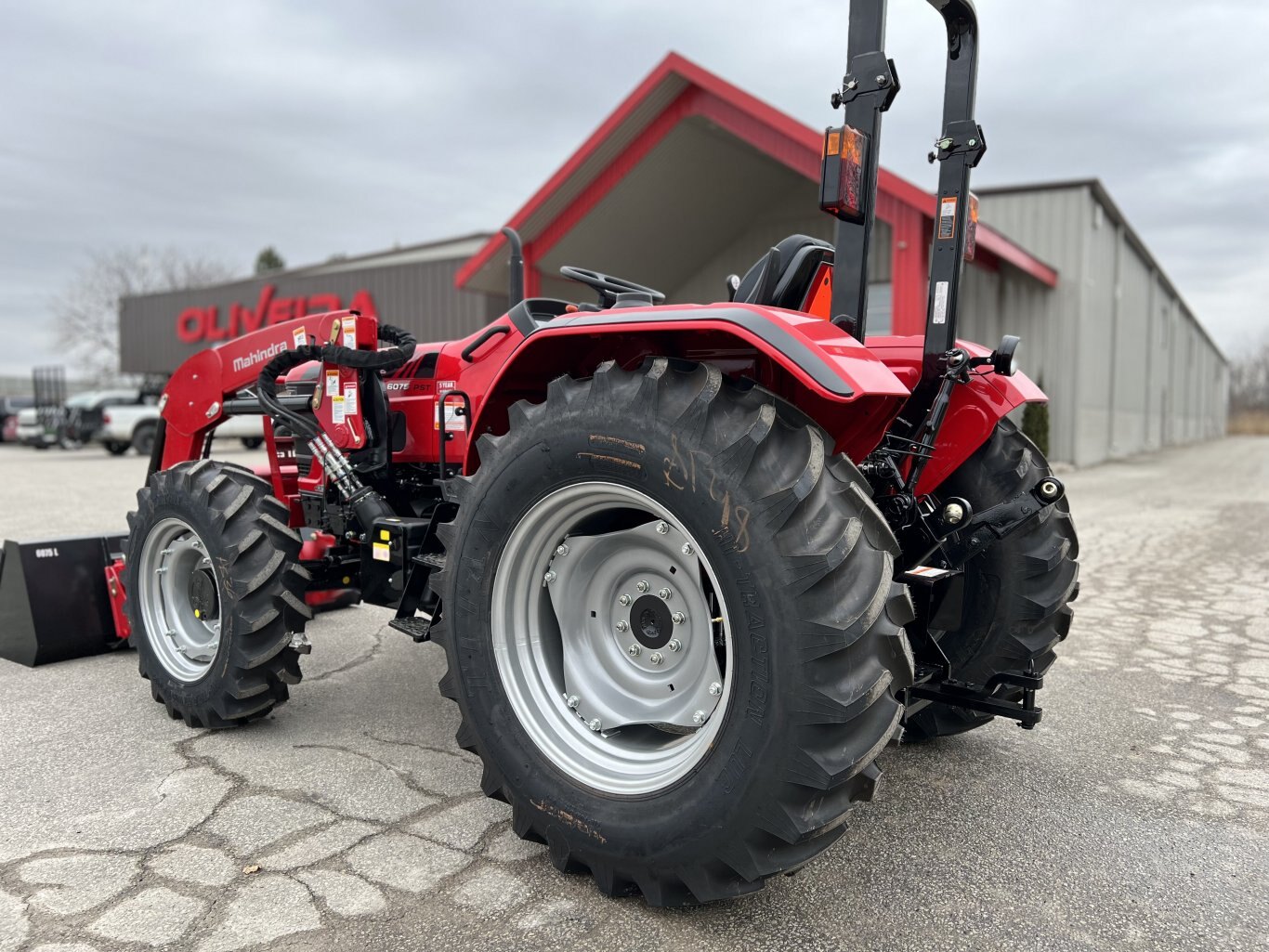 Mahindra 6075 Power Shuttle: Attachments, Specs, Price